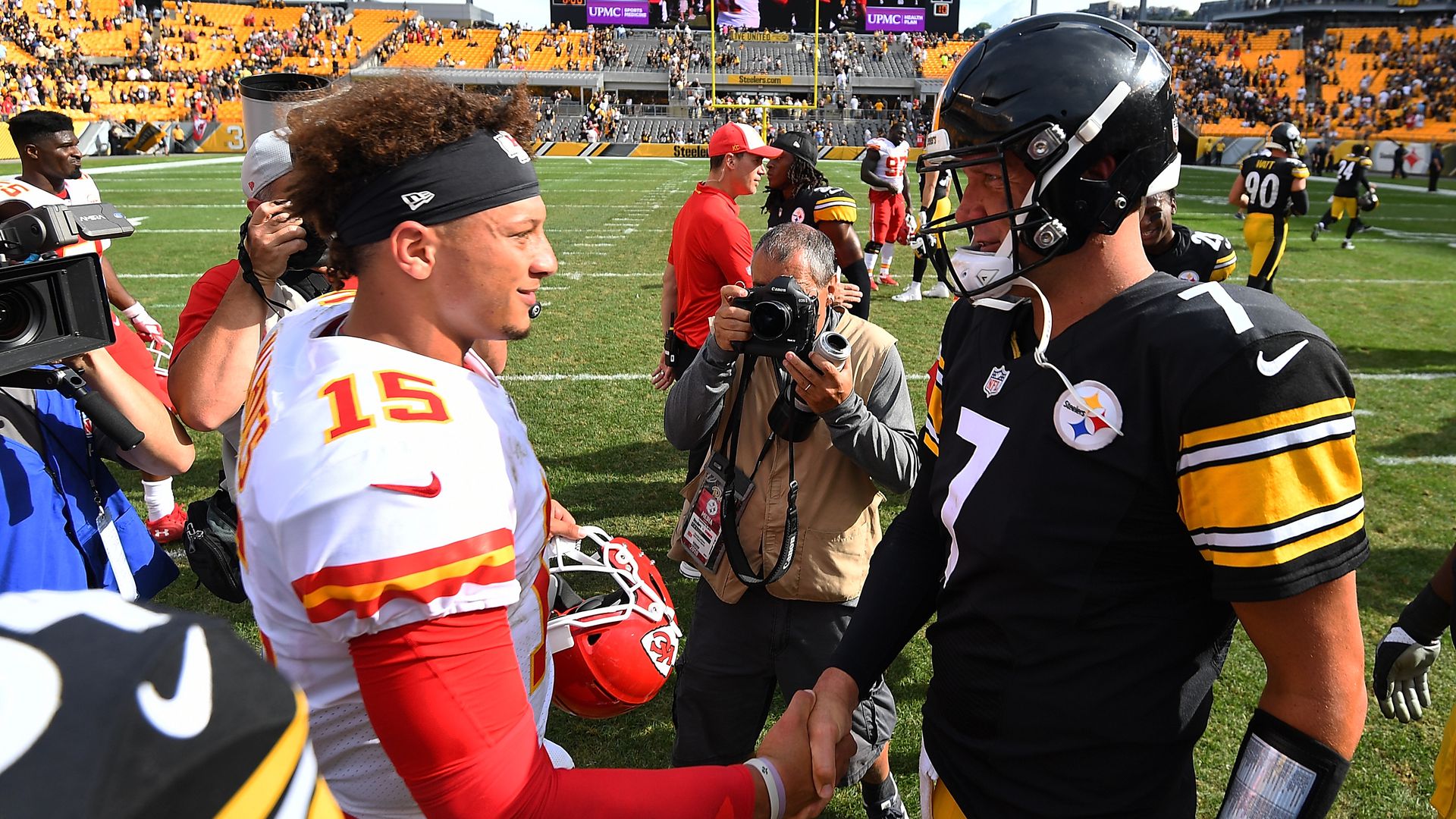 Patrick Mahomes’ trainer takes aim at Ben Roethlisberger on social media