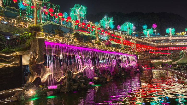 The Largest Hot Pot Restaurant In The World Is Located On A Mountain ...