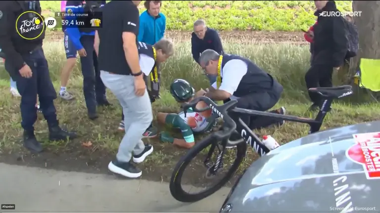 Coquard reacts emotionally after Philipsen had to abandon the race ...