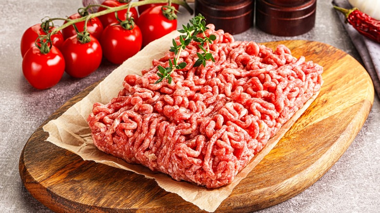 Trust Us, You'll Want To Check The Color Of Ground Beef Before Buying It