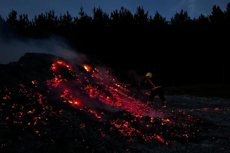 Chippenham fire: Smoke spreads for miles as week-long blaze continues ...