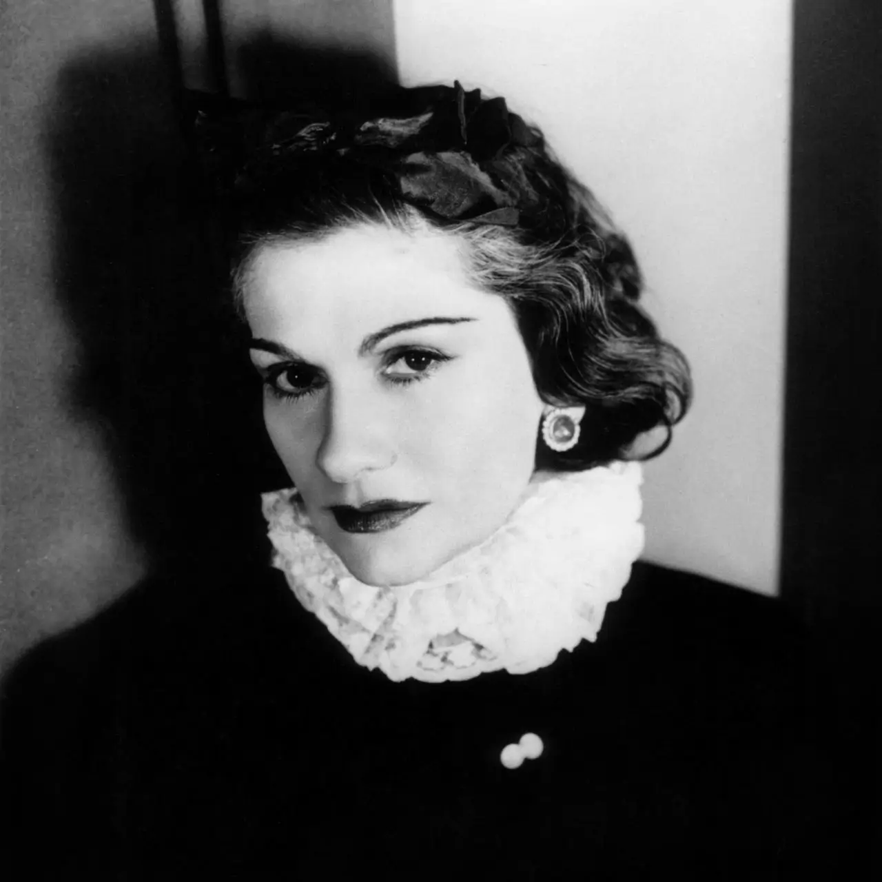 Coco Chanel: “A los 20 tienes la cara que Dios te dio, a los 30 la que ...