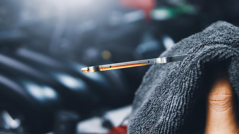 How To Read The Dots On Your Oil Dipstick (And What You Might Be Doing ...