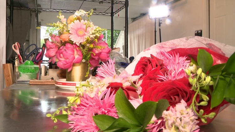 Texas florist organizes statewide effort to honor Hill Country flood ...