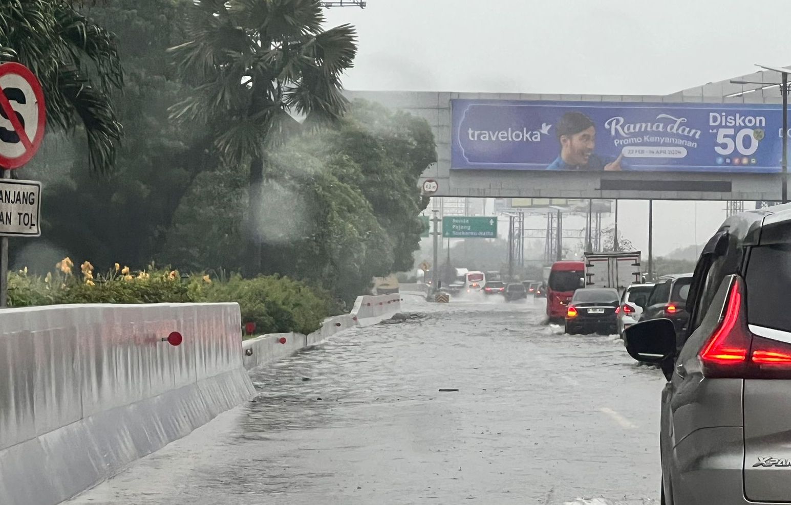 Waspada, ini batas aman tinggi air bagi mobil matik menerobos banjir