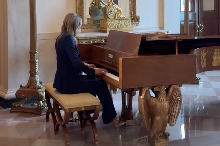 Lara Trump debuts hidden musical talent at White House after her ...
