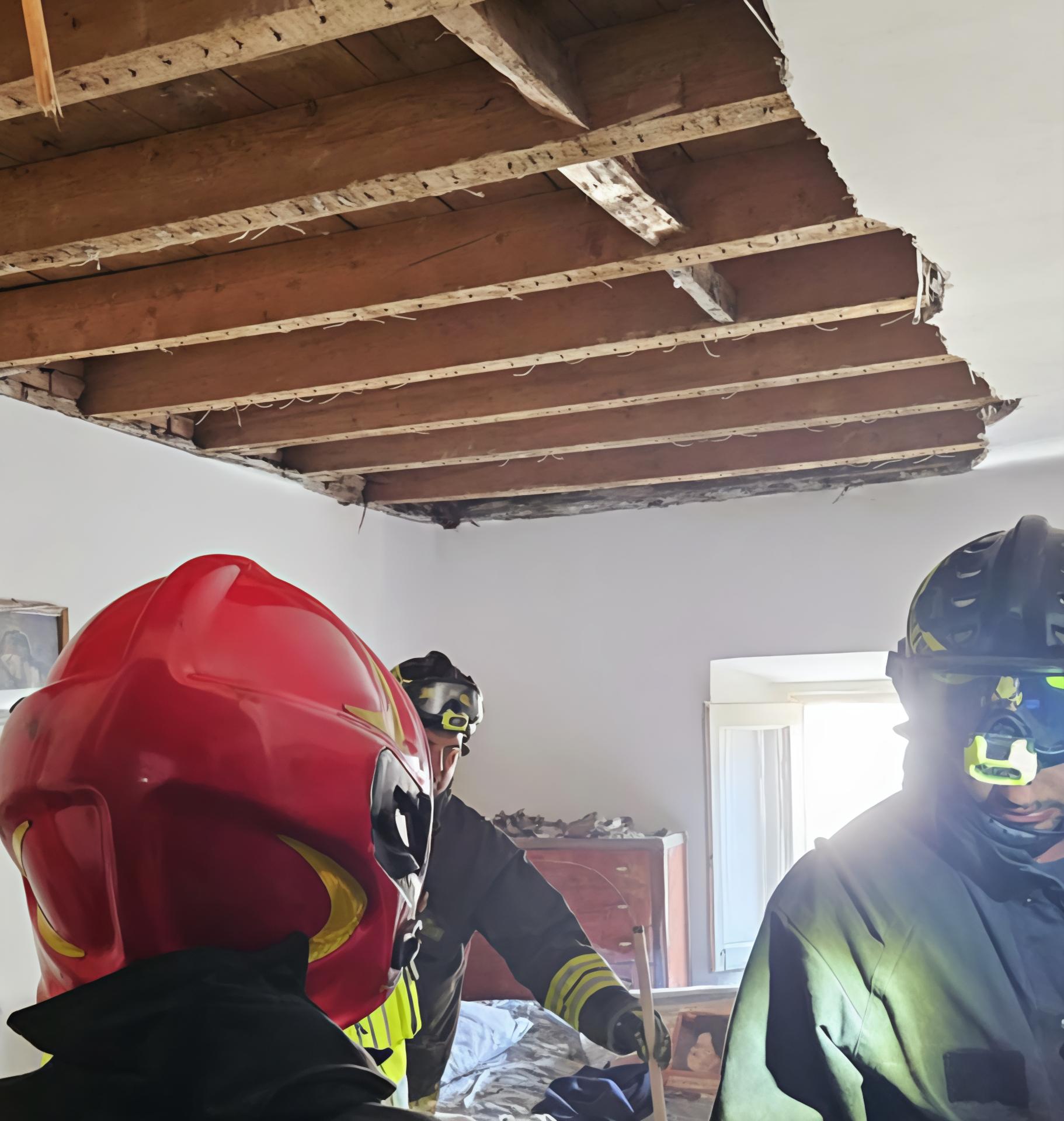 Sotto le macerie un’intera notte. Controsoffitto piomba sul letto ...