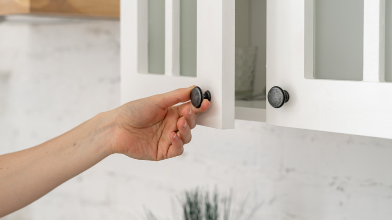 Types Of Cabinet Hardware (And How To Choose What's Right For You)