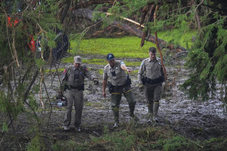 Aumenta a 104 el número de muertos por inundaciones en Texas durante el fin de semana