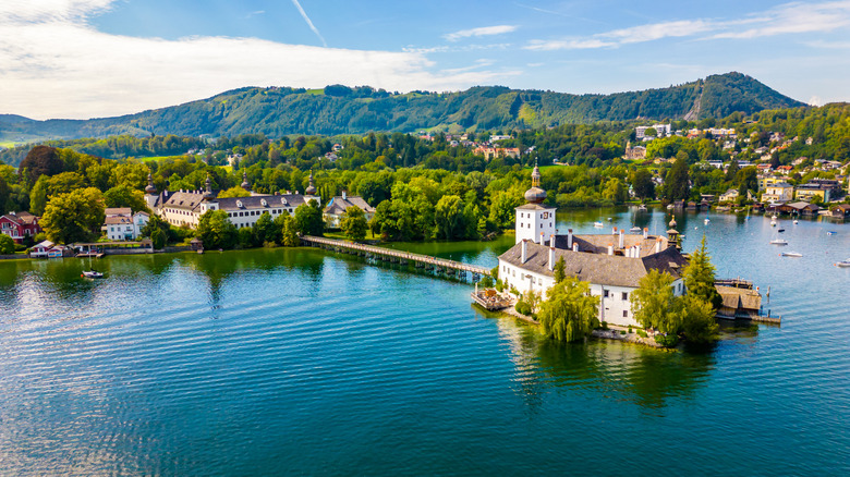 Sandwiched Between Vienna And Salzburg Is Austria's Lakeside Town With ...
