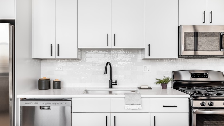 Types Of Cabinet Hardware (And How To Choose What's Right For You)