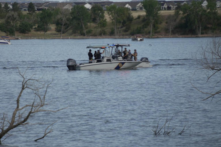 Father paddleboarding with 2 children dies at Chatfield State Park