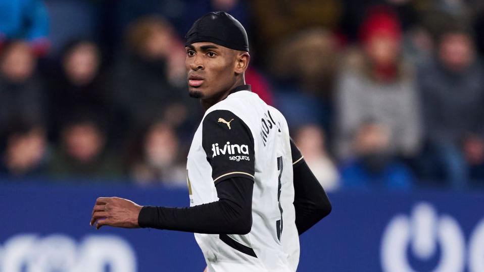 Why do Arsenal want to sign another defender?