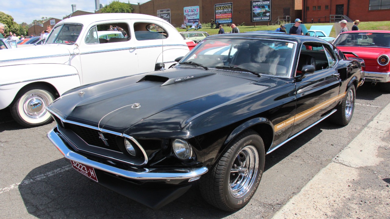 12 classic cars that defined American road culture