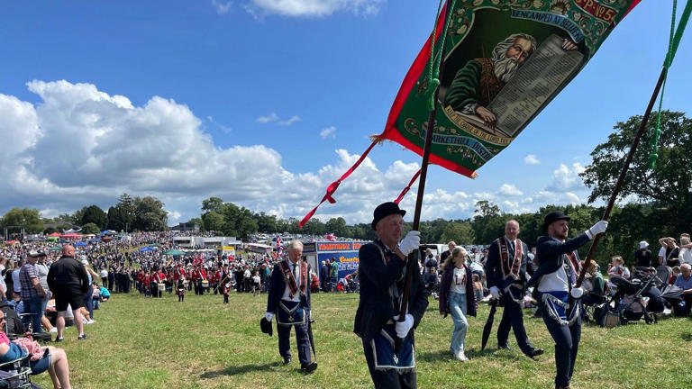 Tens of thousands attend Scarva parade and Sham Fight