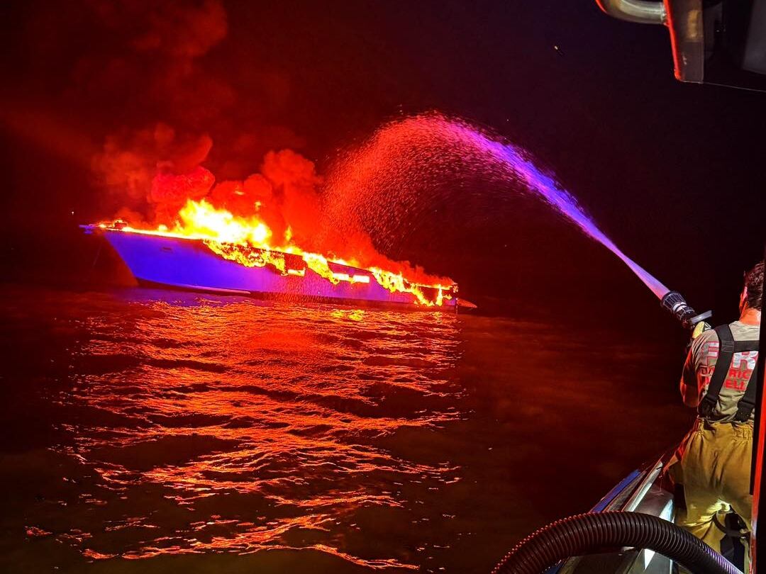 Cabin boat catches fire in Lake Pontchartrain