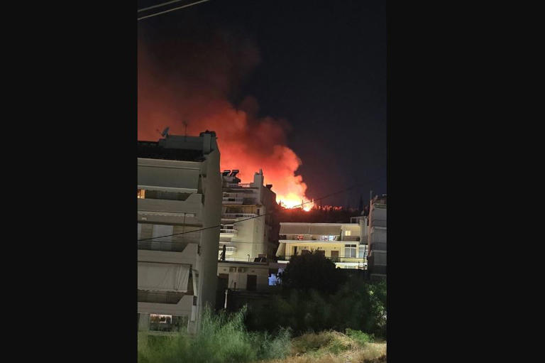 Φωτιά στο Ποικίλο Όρος – Μεγάλη κινητοποίηση της Πυροσβεστικής – ΦΩΤΟ