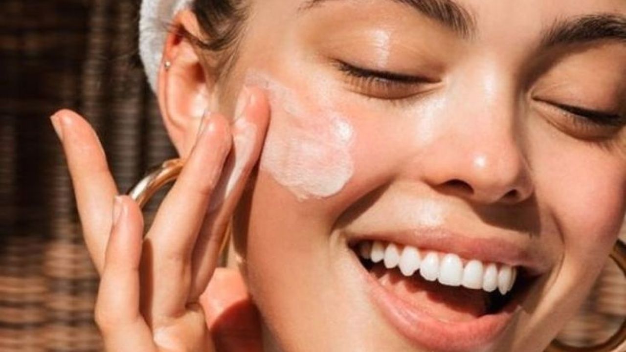 Una influencer beauty en sus 30s transforma su rostro lleno de acné ...