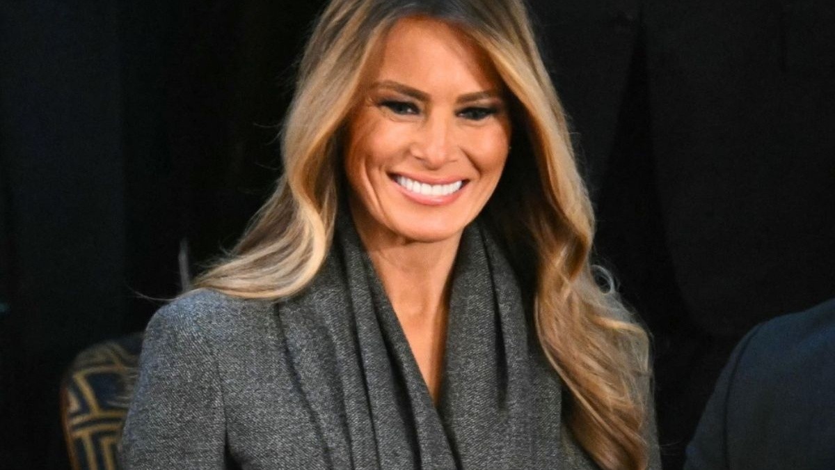 Melania Trump reinventa la elegancia campestre con tenis Converse