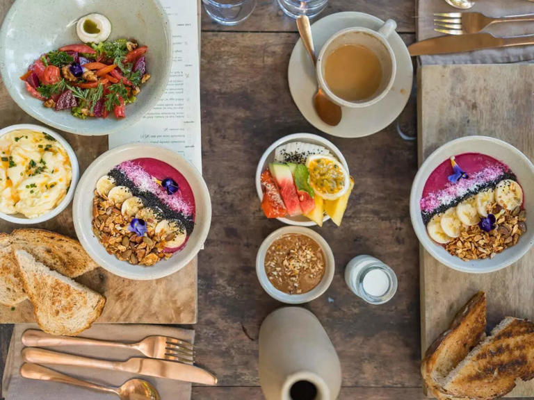 What’s the best time to eat breakfast according to health experts?