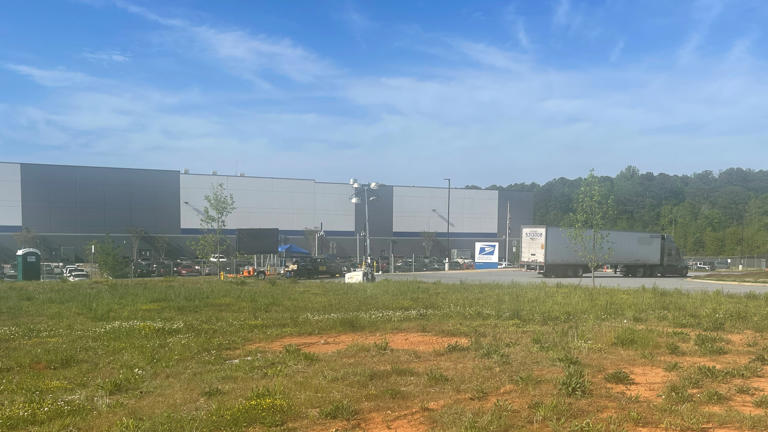 Sen. Ossoff launches inquiry into worker deaths at metro Atlanta USPS ...