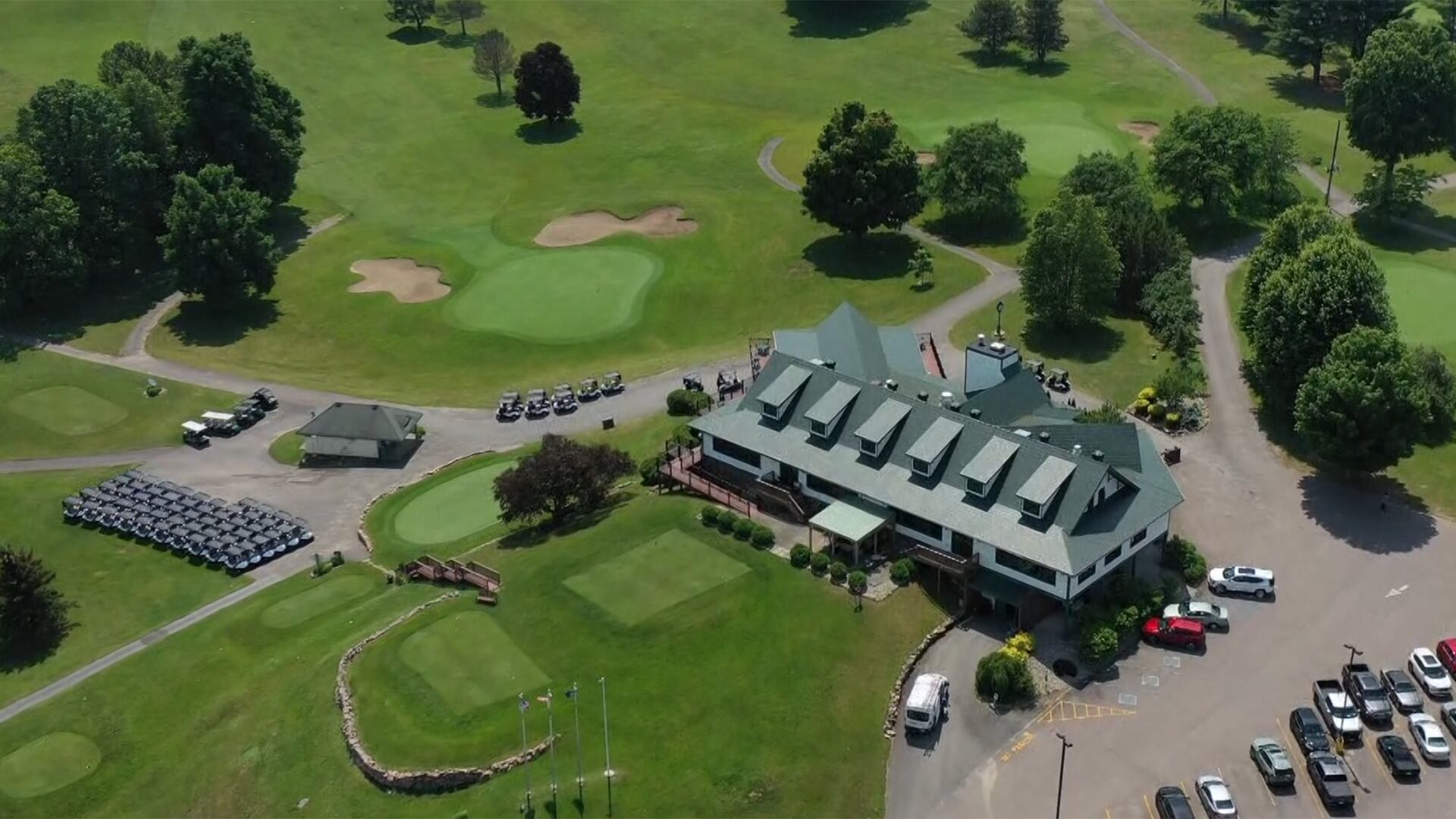 US golf clubs take hits in revenue due to decrease in Canadian tourism
