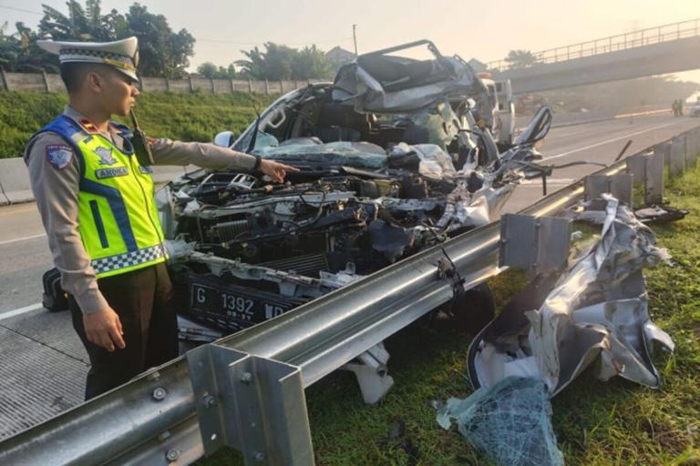 Kecelakaan Tragis di Tol Batang-Semarang, Truk Hantam Pajero, Tiga Nyawa Melayang