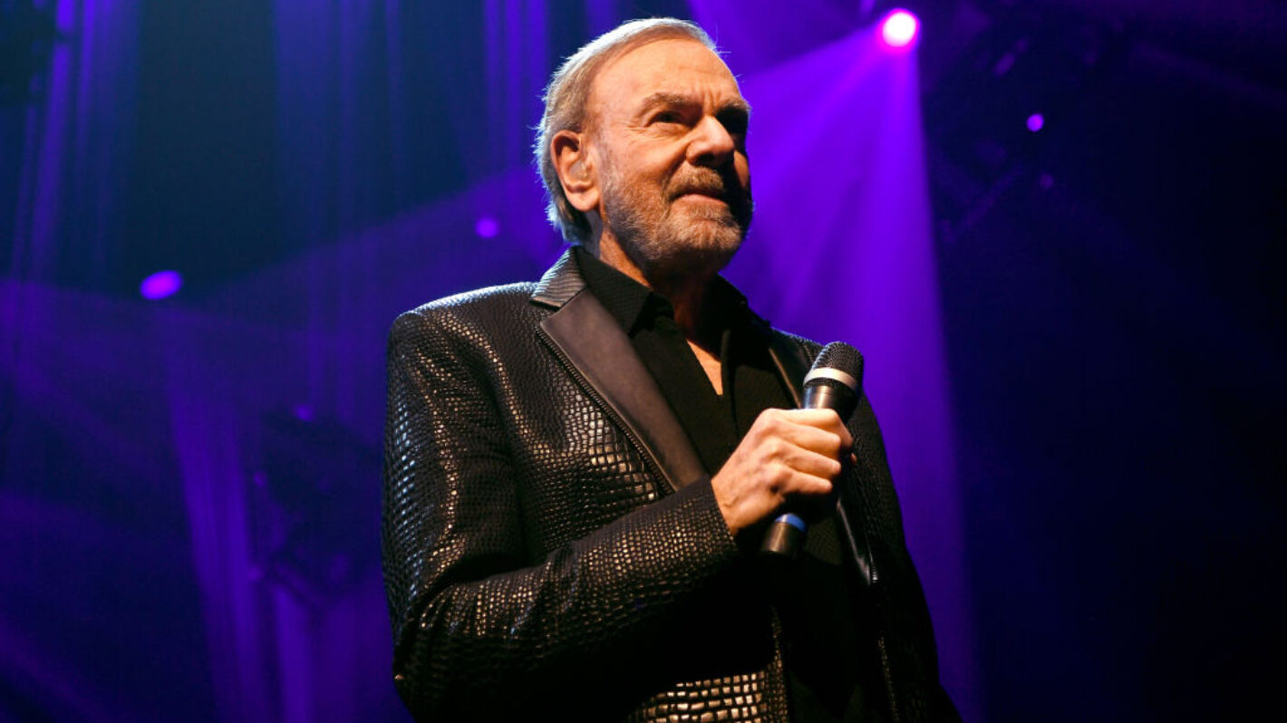 Neil Diamond Shocked Fans With This Surprise Performance, 7 Years After ...