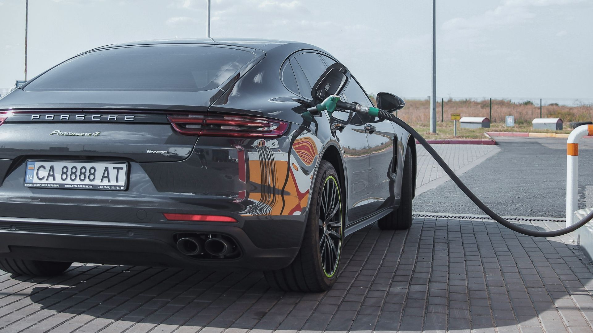 10 Signs That EVs Are Taking Over & 10 That Gas Cars Are Here To Stay