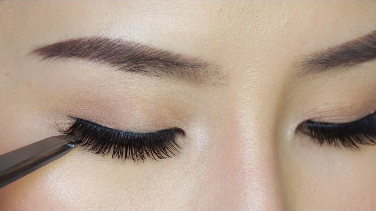 How to Put On False Eyelashes: Beginner-Friendly Tutorial