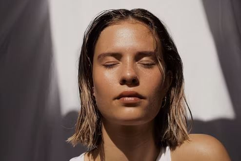 Una influencer beauty en sus 30s transforma su rostro lleno de acné ...