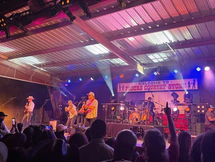 'Sing for those who can't': Iconic Texas band dedicates show to flood ...