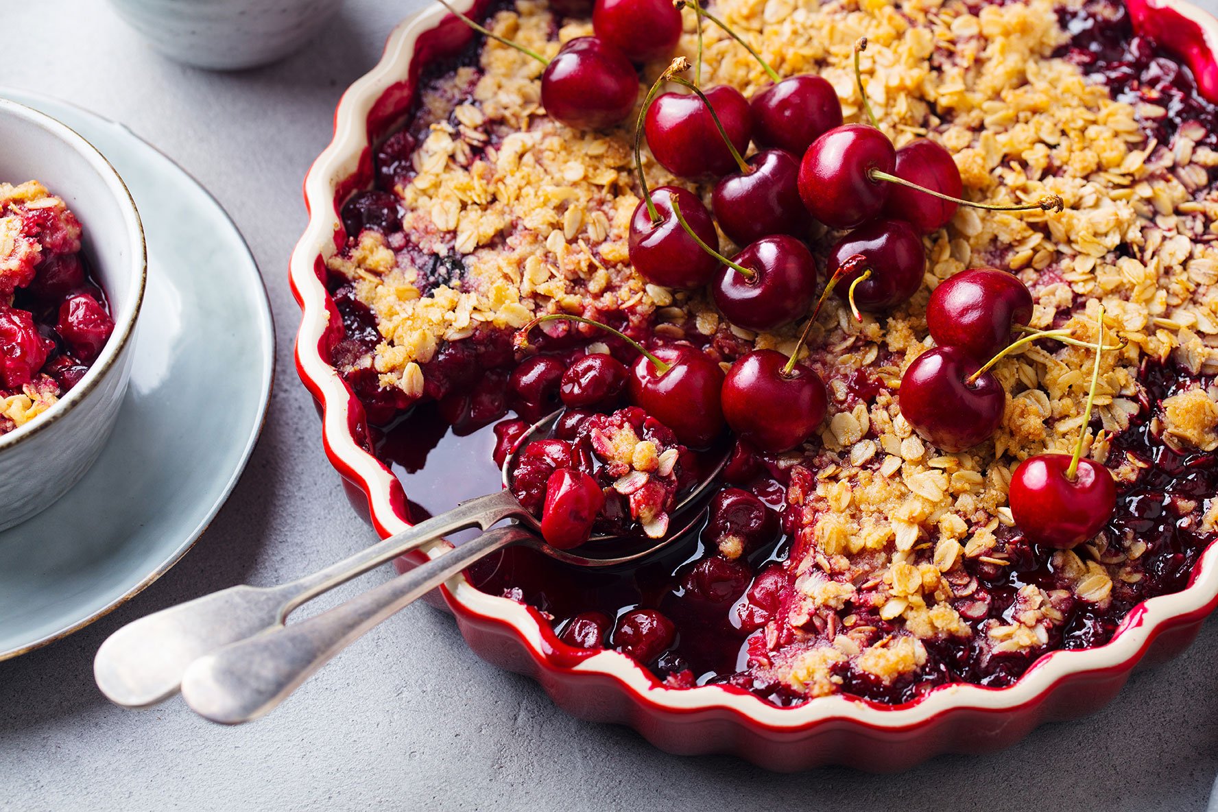 Γλυκό crumble με βρώμη και ζουμερά κεράσια