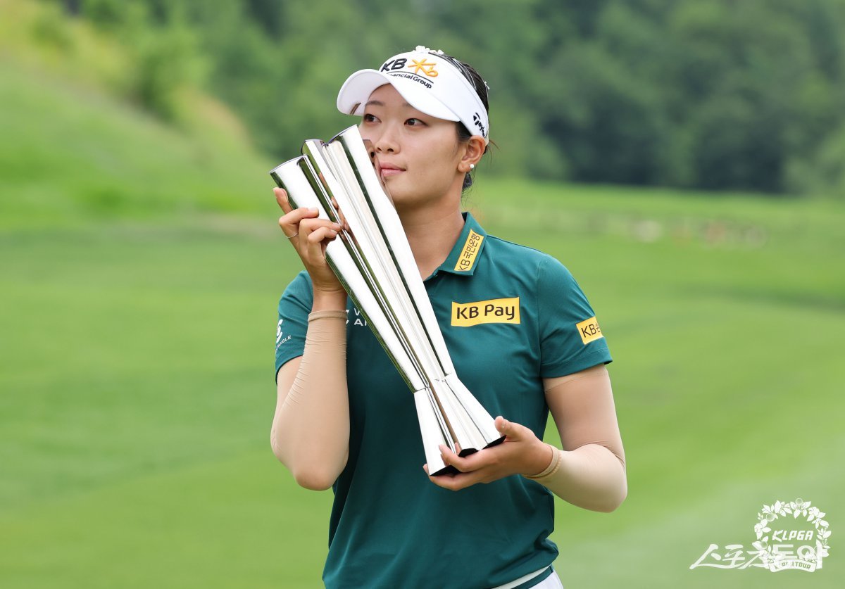 KLPGA 시즌 2승 방신실 세계랭킹 55위로 8계단 상승…에비앙 챔피언십 우승 그레이스 김은 25위로 74계단 껑충