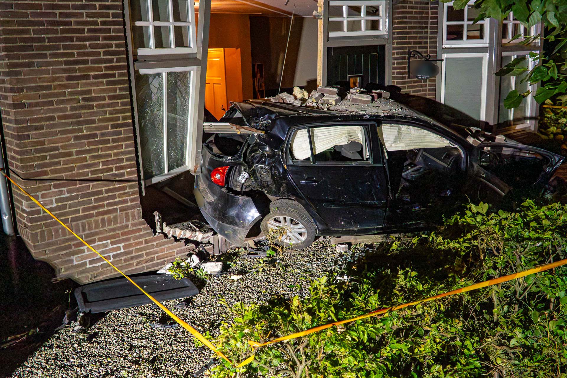 Auto rijdt woning binnen in Brabantse Beek en Donk