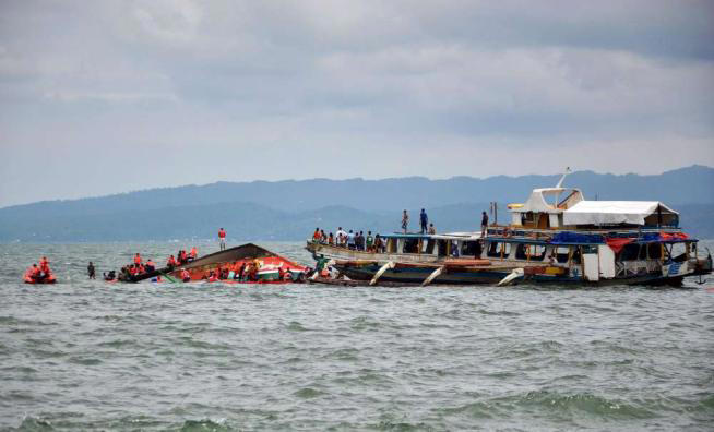 Indonesia, barca si ribalta al largo di Sumatra: 11 dispersi