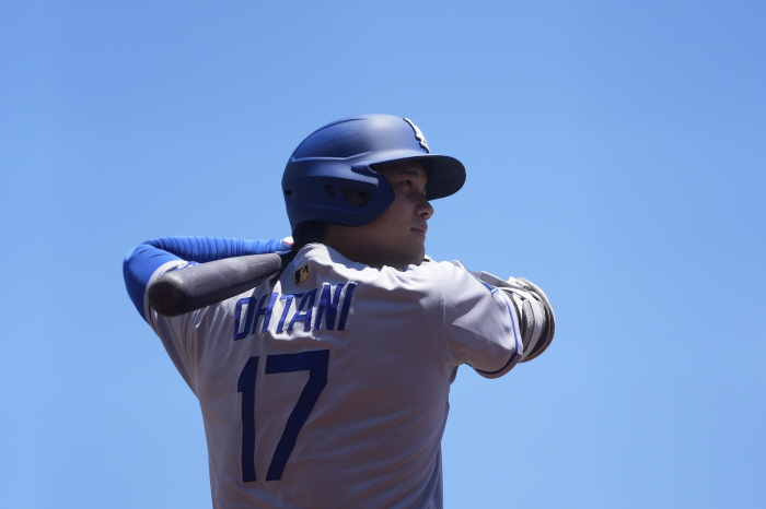 On the road, he was transported by a private bed plane, and Ohtani ...