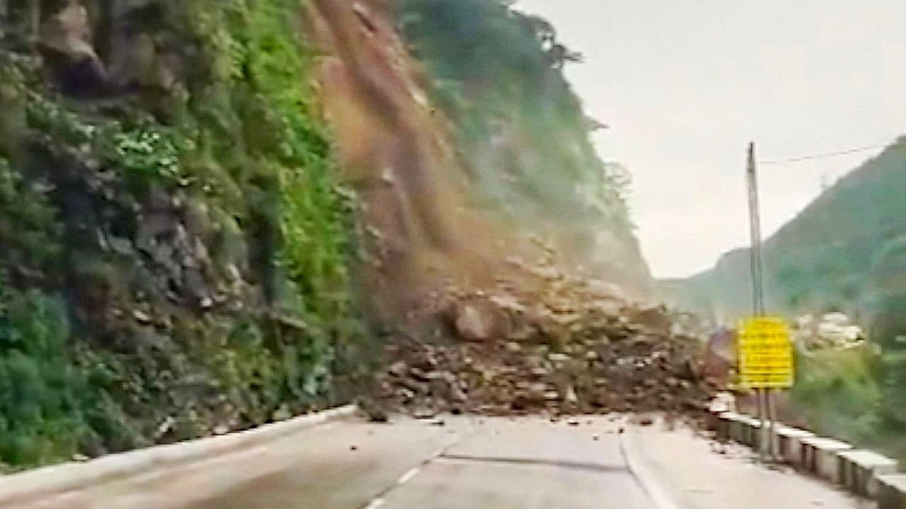 Landslide chaos: Mountain road in India buried by sudden collapse