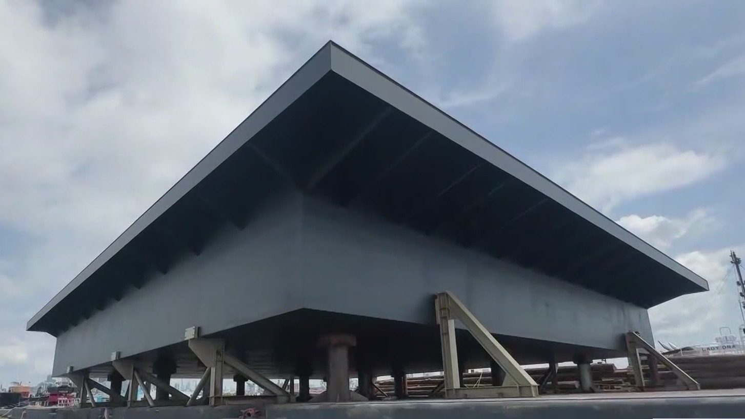 Floating pool with filtered East River water arrives for final construction