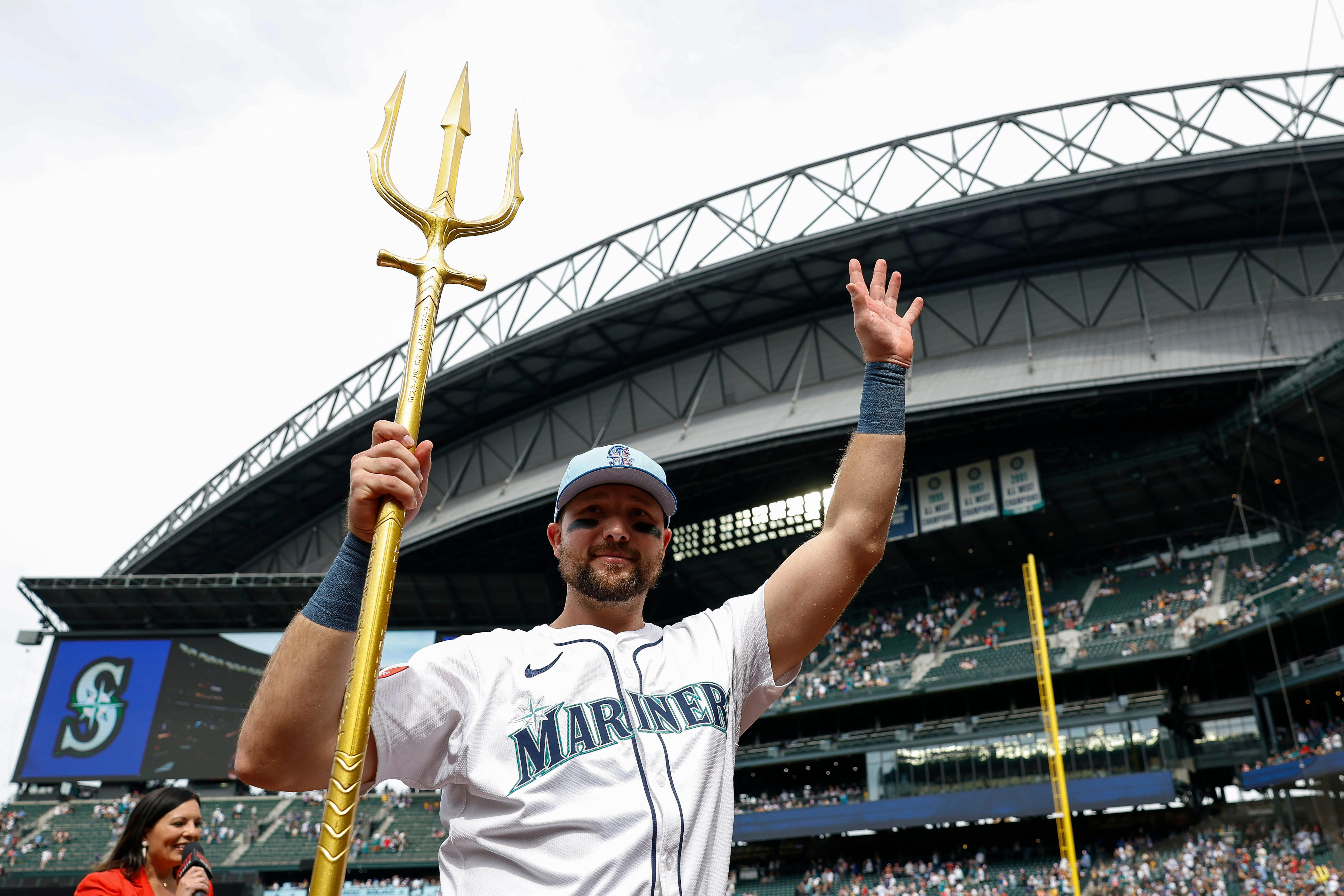 Cal Raleigh's 'pinch-me moment': Home Run Derby win a family affair for ...