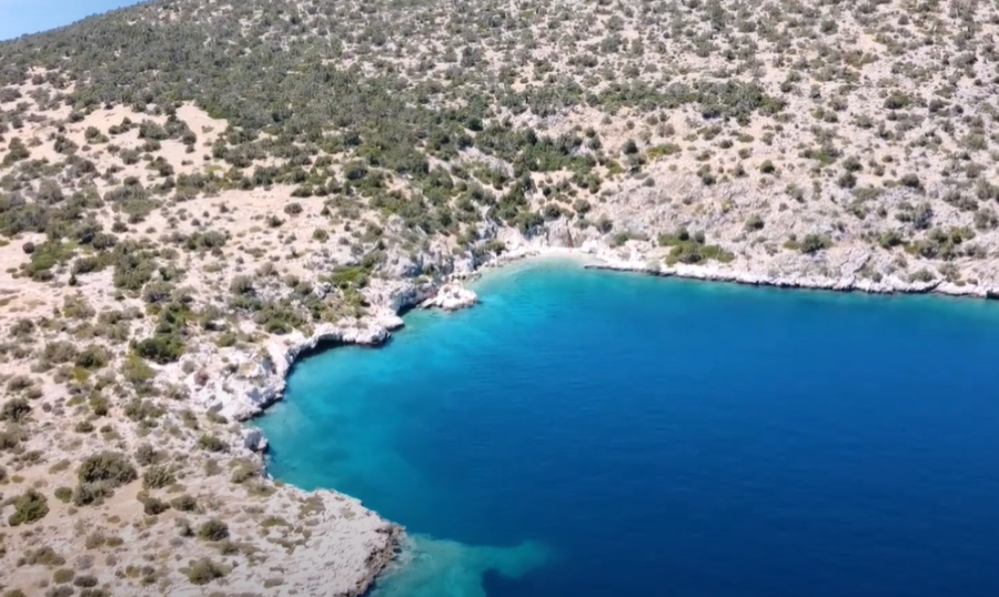 Η ξεχασμένη παραλία κοντά στην Αθήνα που θα σε «ταξιδέψει» ξανά στη ...