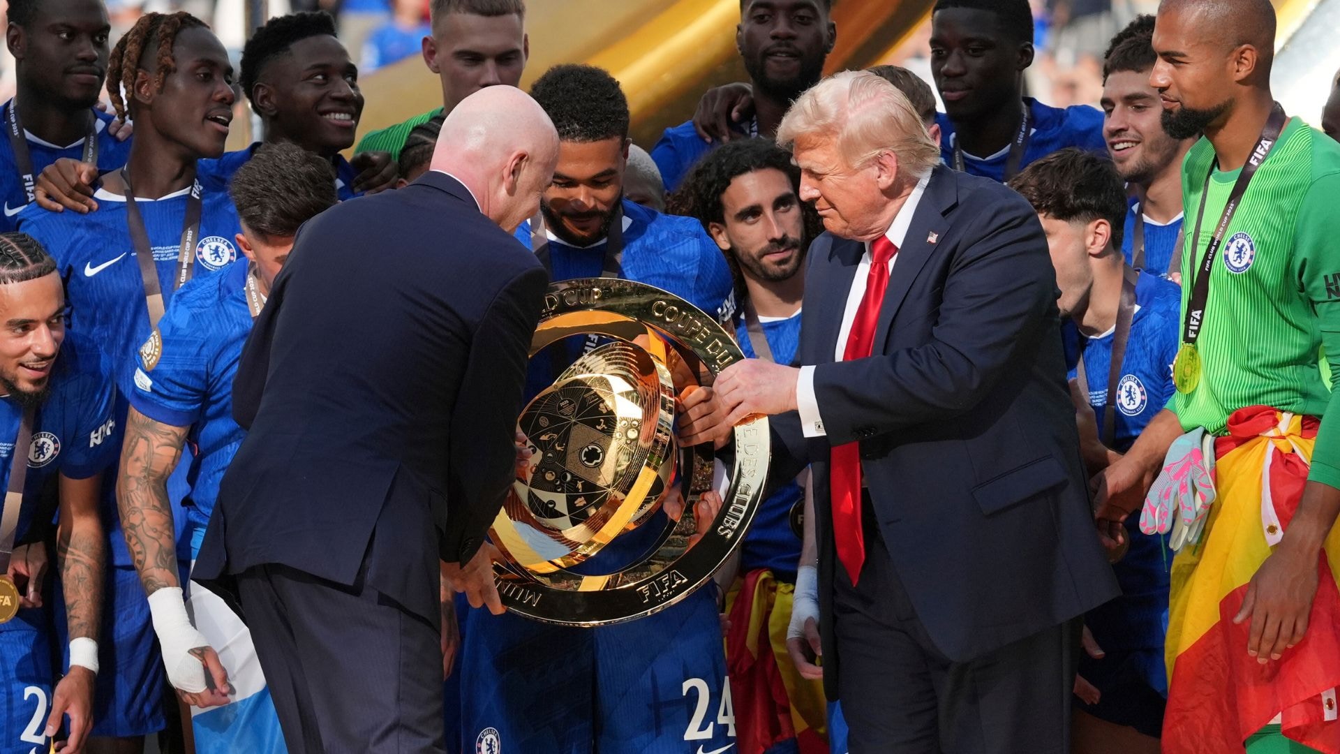 Donald Trump gibt den Klub-WM-Pokal nicht mehr her - Chelsea soll Kopie ...