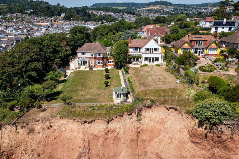 Clifftop homes ‘at risk’ as council plans building work ban