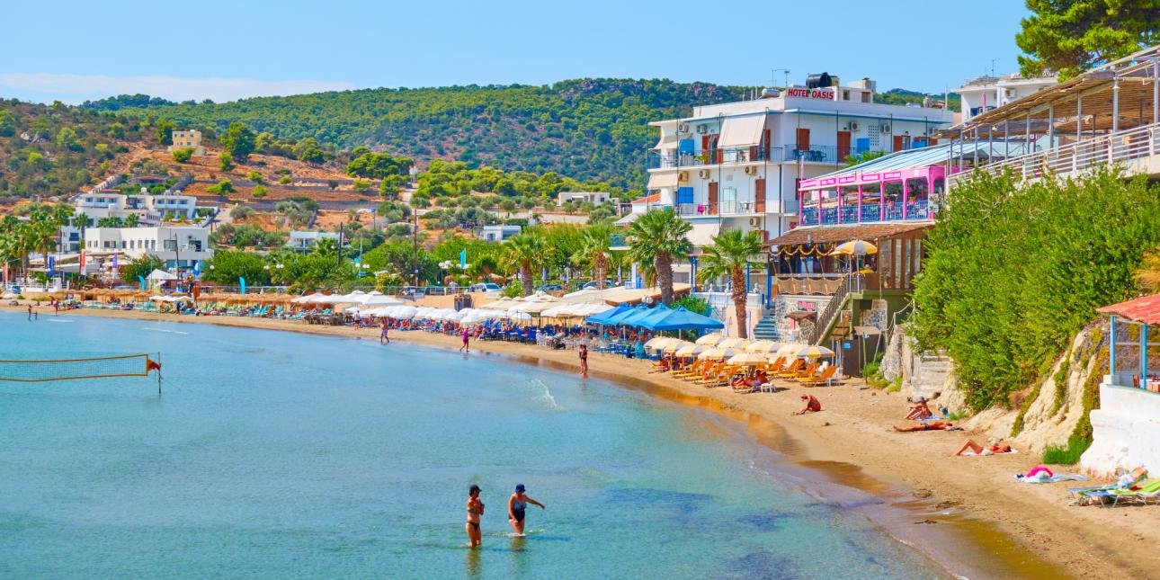 Η παραλία με τα καταγάλανα νερά, μισή ώρα από τον Πειραιά -Παραδεισένια ...