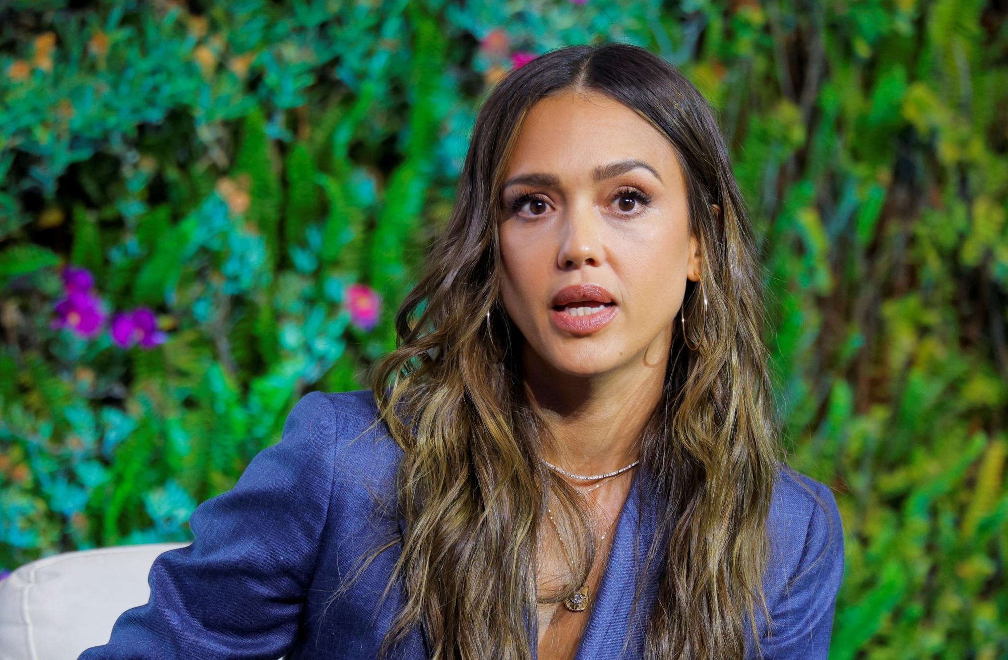 Jessica Alba: Noch-Ehemann Cash Warren schmust mit jüngerem Alba-Lookalike