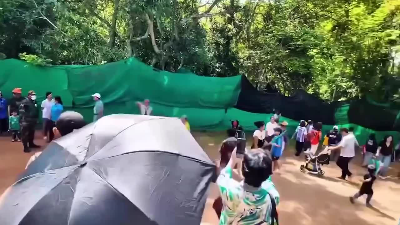 Angry Thai punches Cambodian soldier at ancient Khmer temple amid ...