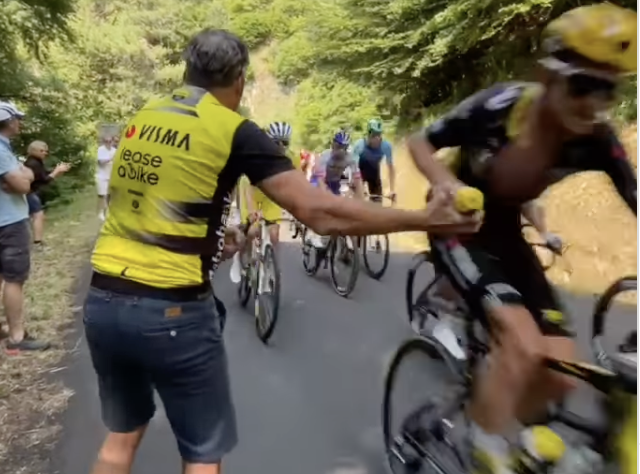 🎥 Oud-wittetruiwinnaar Eddy Bouwmans laat zien hoe stressvol Visma-bidonnen aangeven is: 4 in ...