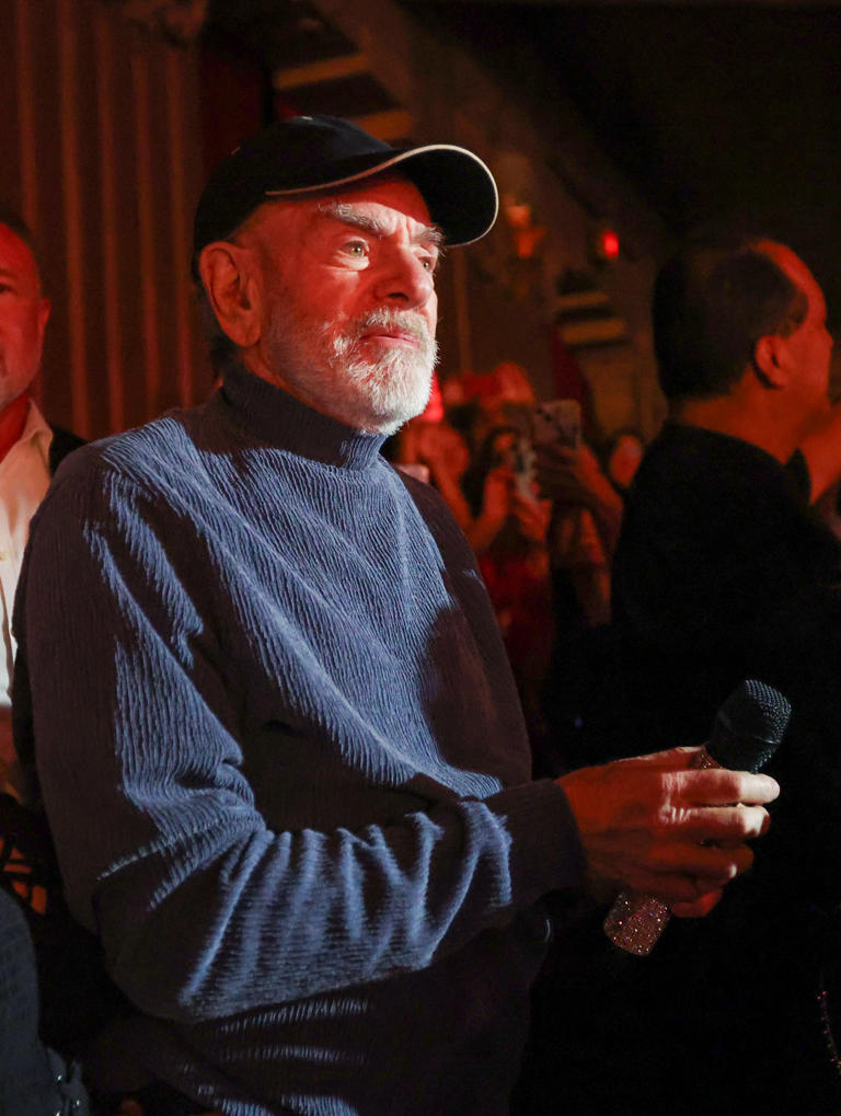 Neil Diamond stuns fans with rare Sweet Caroline cameo