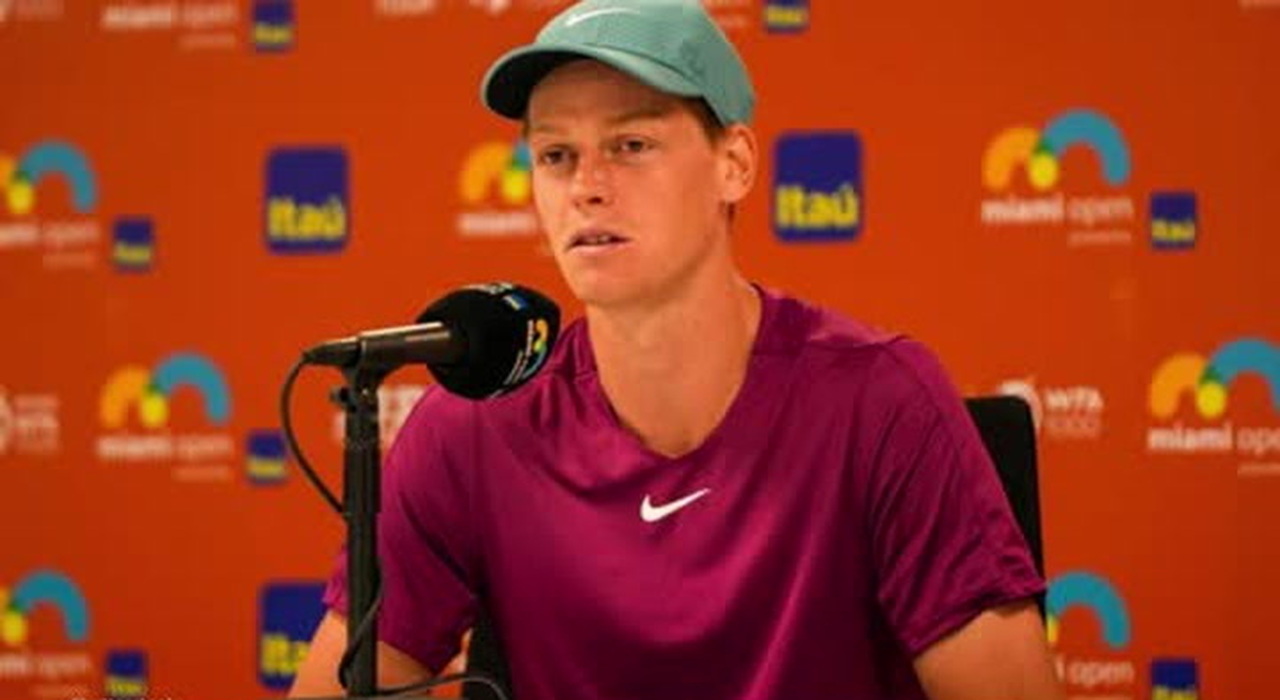 Jannik Sinner, la video intervista a 18 anni: la casa spartana e le ...