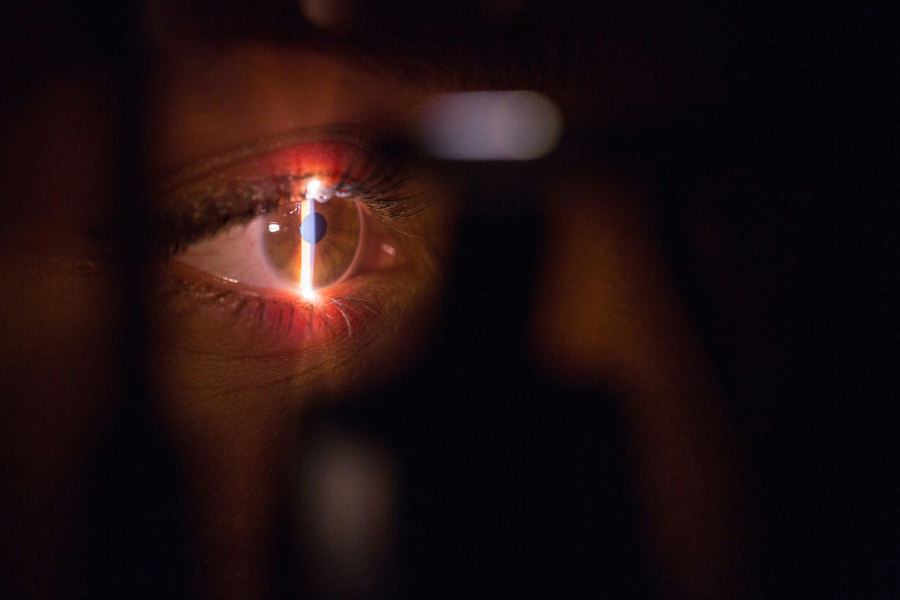 Οφθαλμίατρος αποκαλύπτει τη συνήθεια που καταστρέφει τα μάτια, η ...